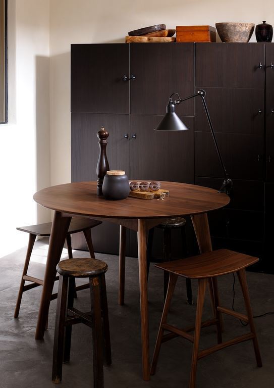 43030-Walnut-Osso-round-dining-table – wohnwelten Trier