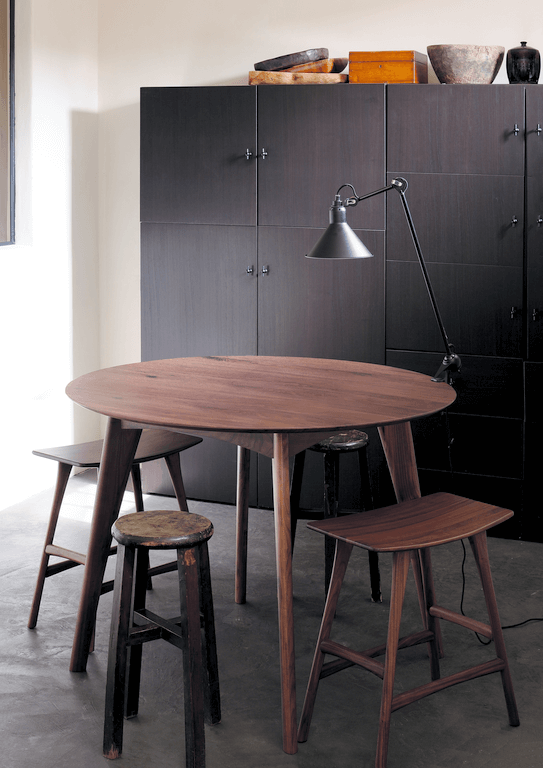43030 Osso round table high – Walnut 43032 Osso stools – Walnut (3) – wohnwelten Trier